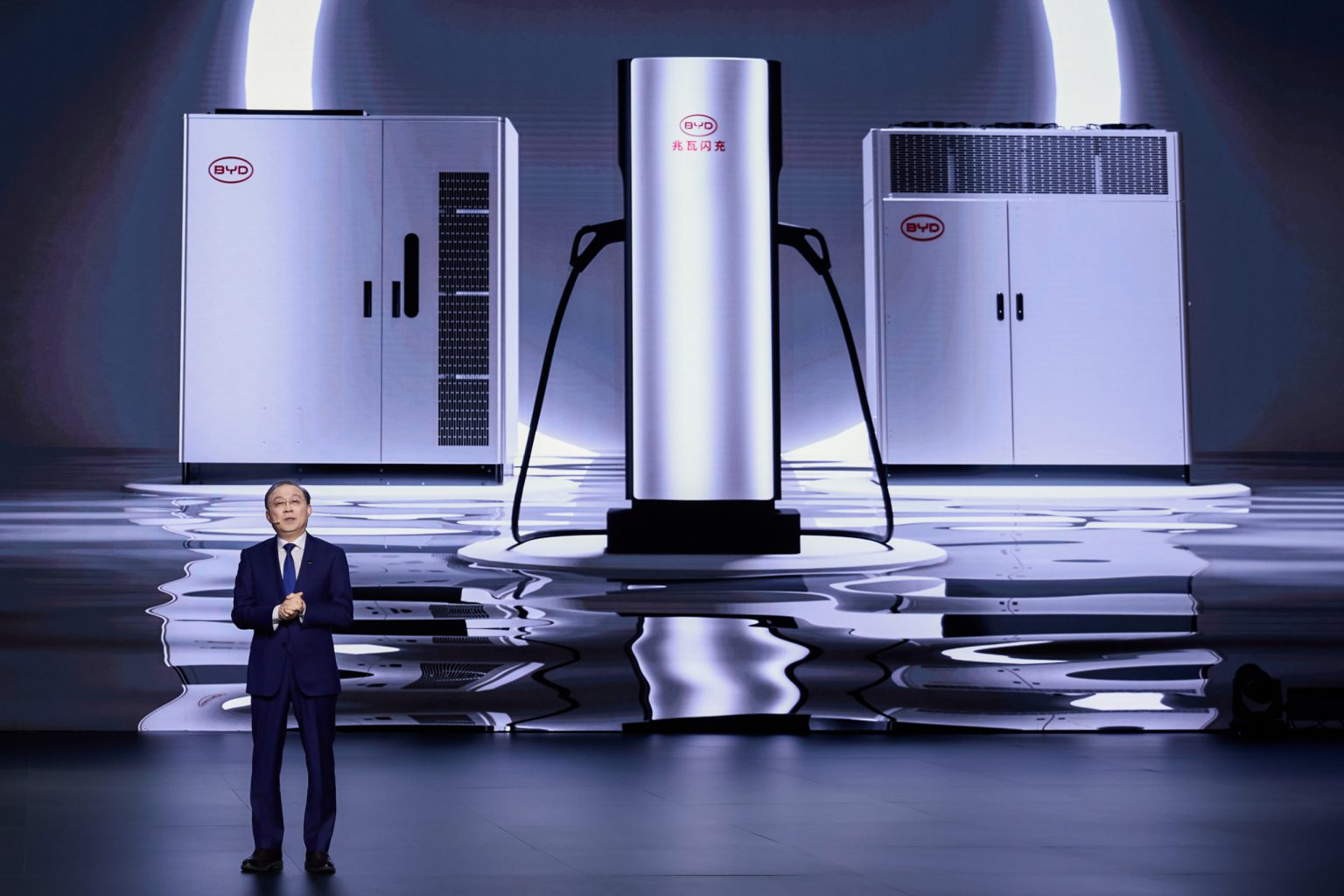 Енергія на 400 км за 5 хвилин: BYD показала роботу нової зарядної ...